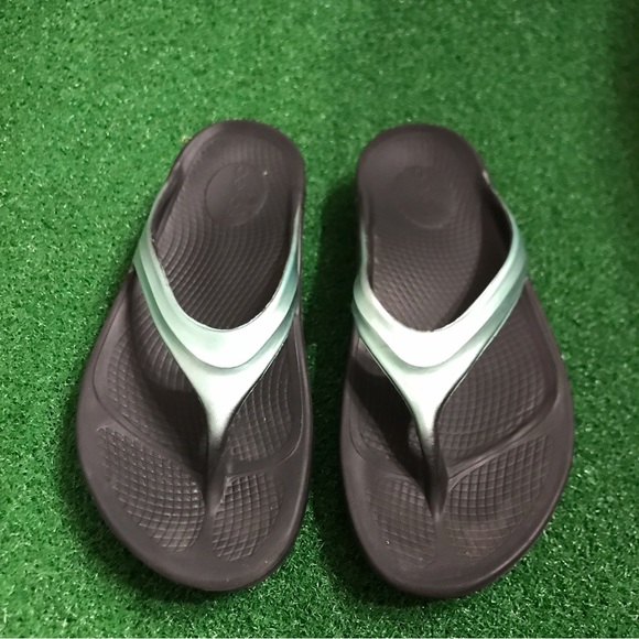 OOFOS | Shoes | Oofos Womens Oolala Luxe Sandals Metallic Green Sz 7 ...
